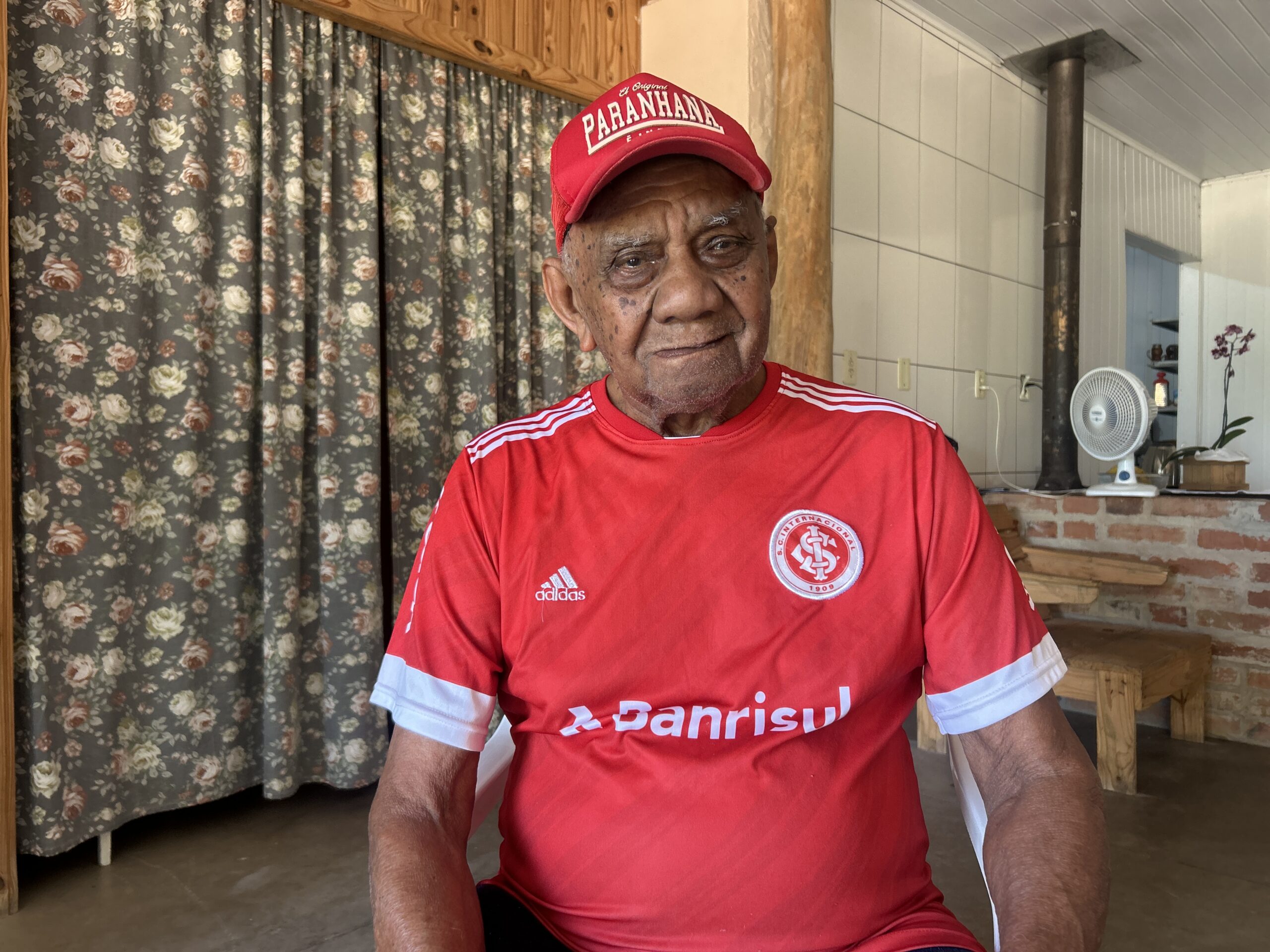 Seu Adelino: 111 anos de vida, amor pelo Inter e uma família de coração ...