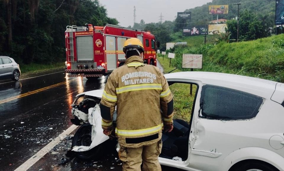 Colisão entre dois carros deixa três pessoas feridas na RS-115 ...
